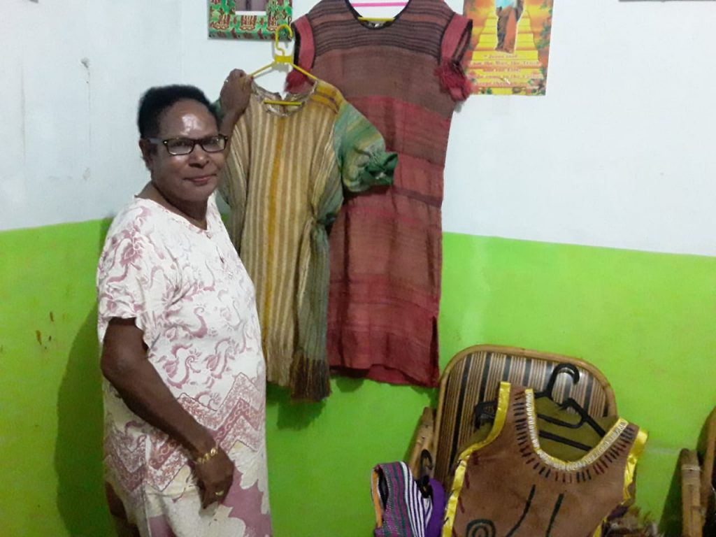 Budaya Tenun Terfo di Sarmi Terancam “Punah” | Kabupaten Sarmi