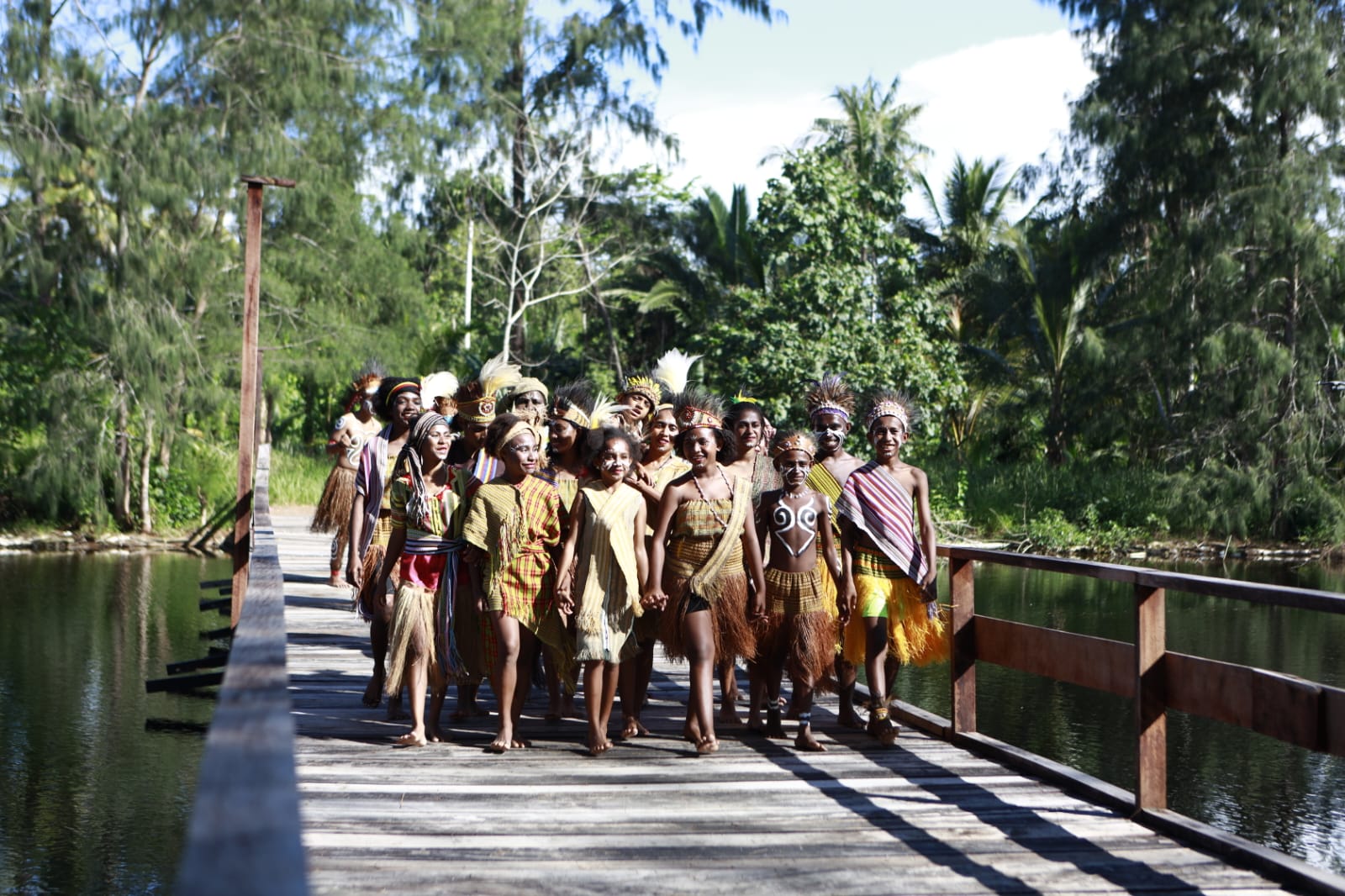 DESAINER MBA DIAN OERIP PROMOSIKAN PAKAIAN TENUN TERFO DI SPOT WISATA ...