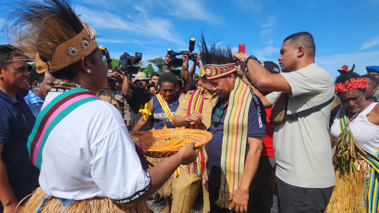 Jelang Pembukaan Festival STC Sarmi 2023, Pj Gubernur Papua Tiba Di ...